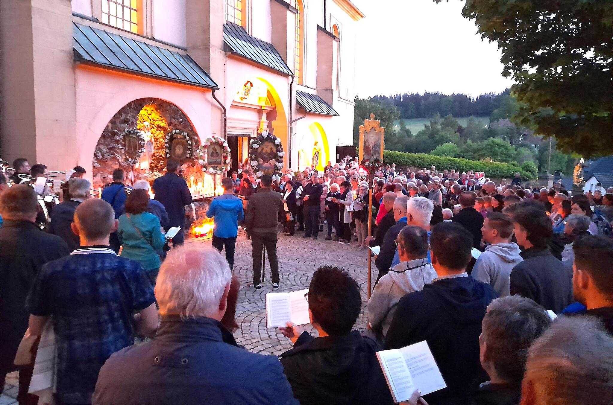 Emeritierter Erzbischof Ludwig Schick feiert zu Pfingsten das Hochamt ...