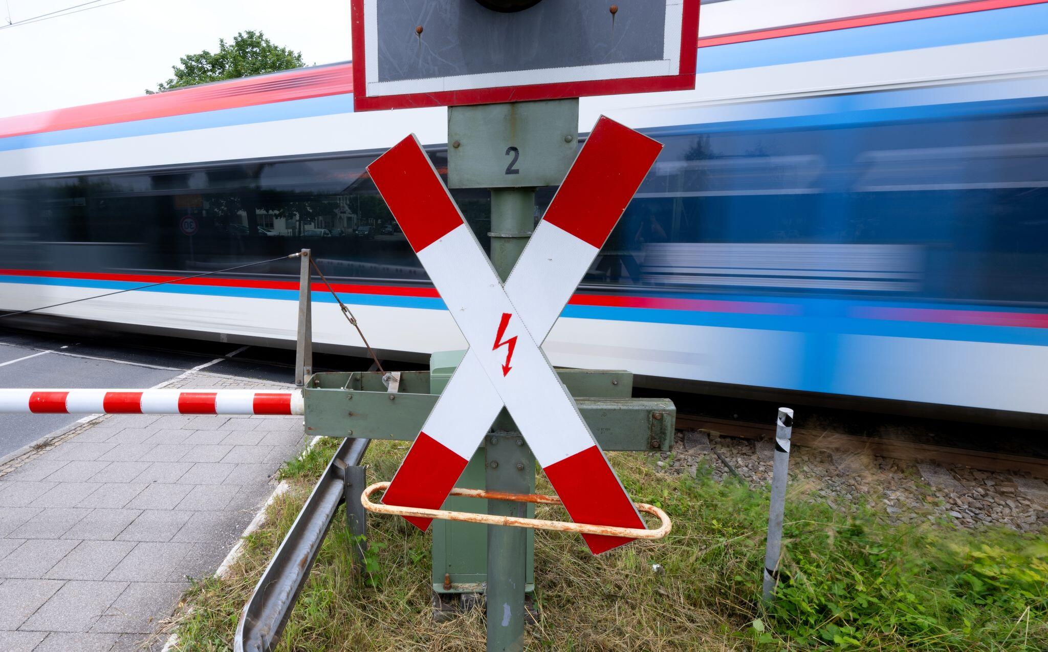 ADAC, Polizei und Bahnen warnen vor Gefahren im Gleisbett