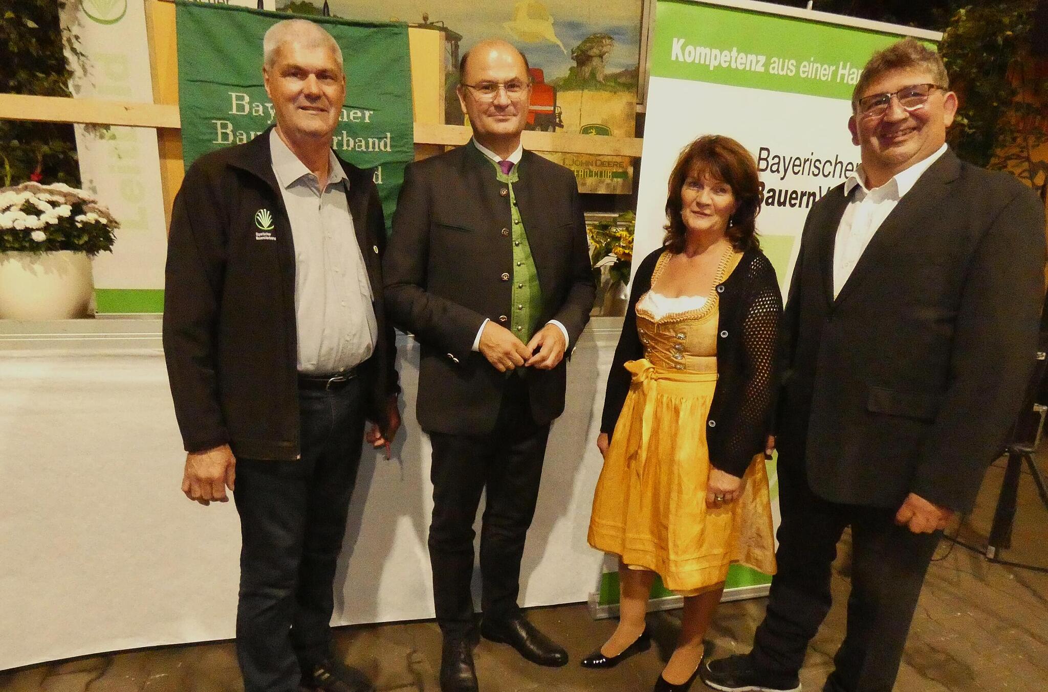 Staatsminister Albert Füracker kritisiert beim Bauerntag in Schirradorf ...