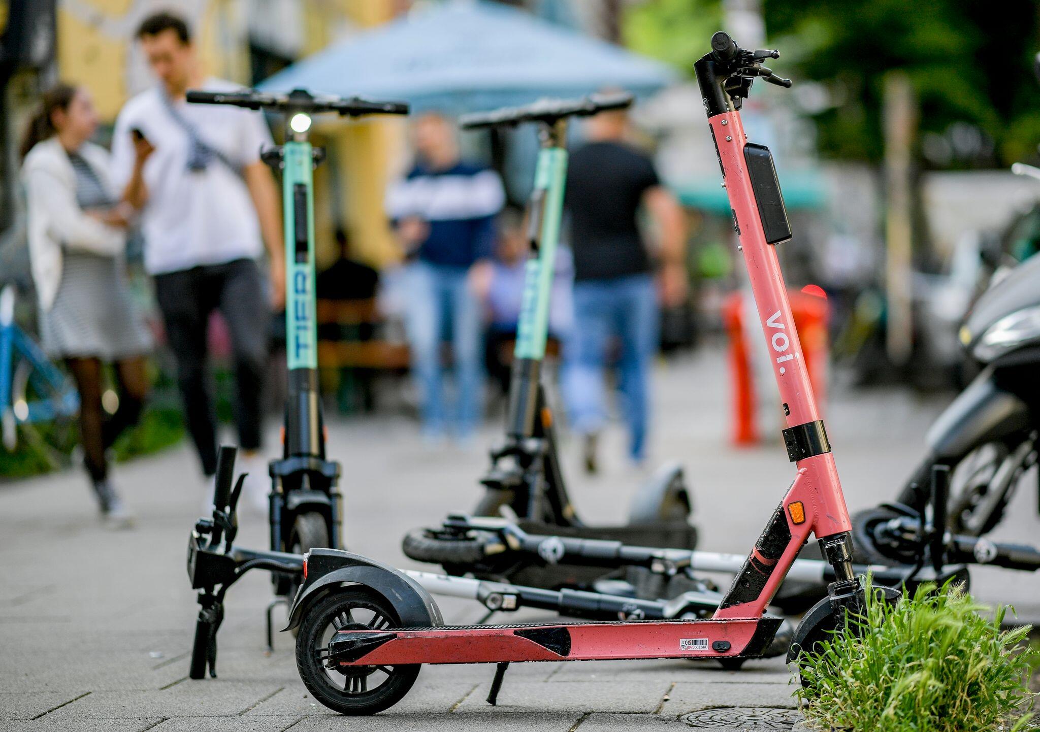Autofahrerin nimmt Mann auf E-Scooter Vorfahrt