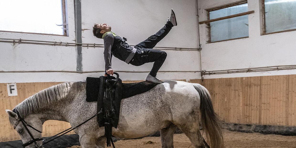 Rup in Gefahr: Sportredakteur Daniel Ruppert probiert Voltigieren