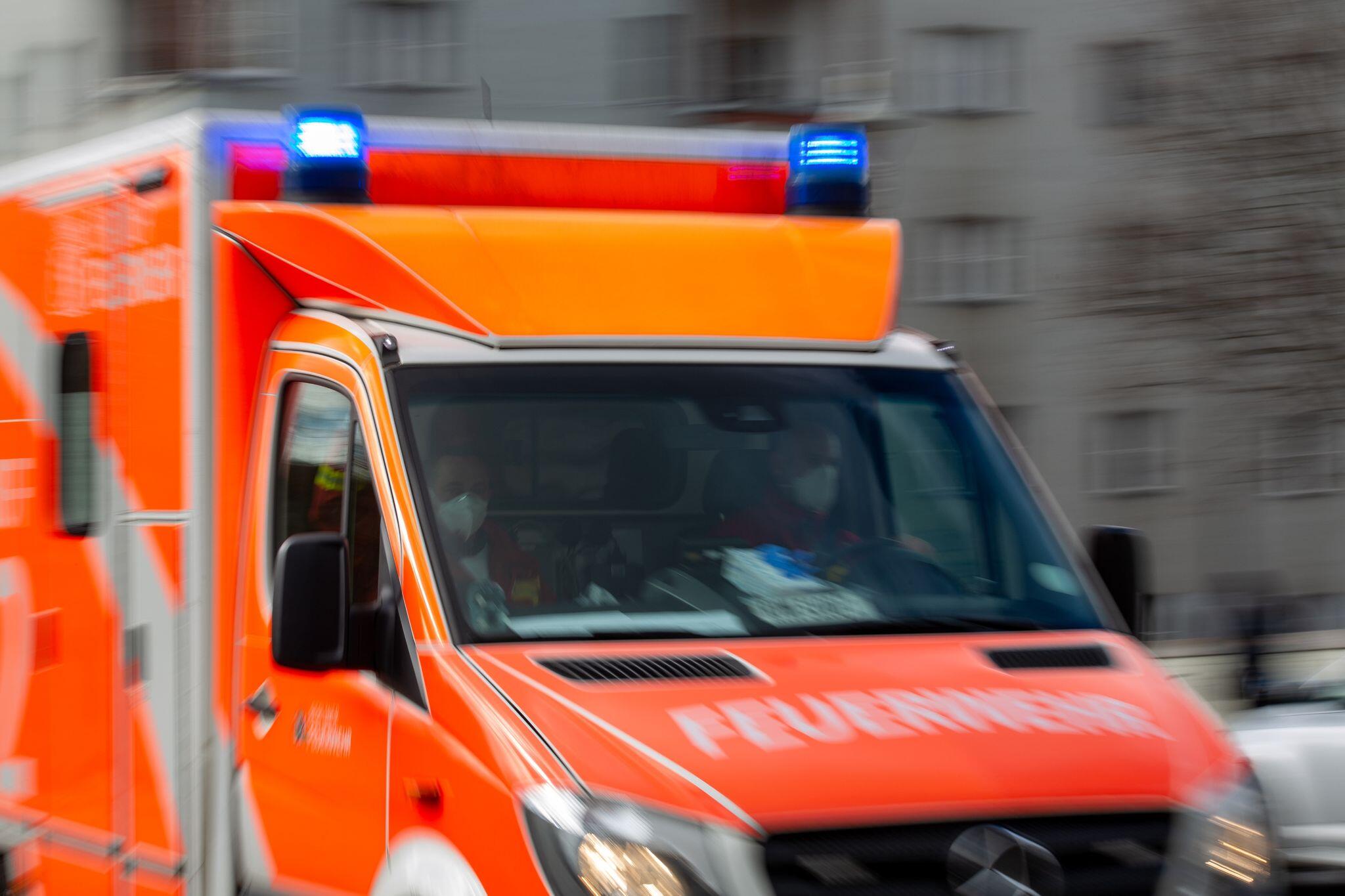 Patient in Krankentransporter wird schwer verletzt