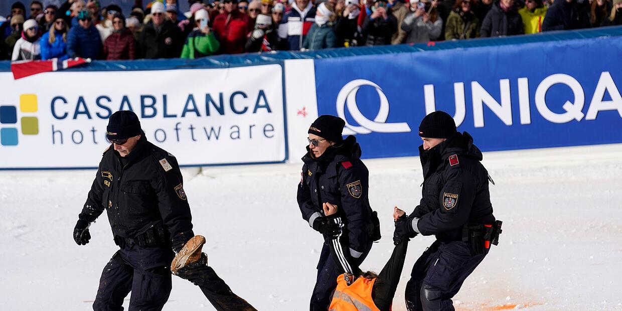 Farbe im Schnee: Protest beim Weltcup-Slalom in Gurgl