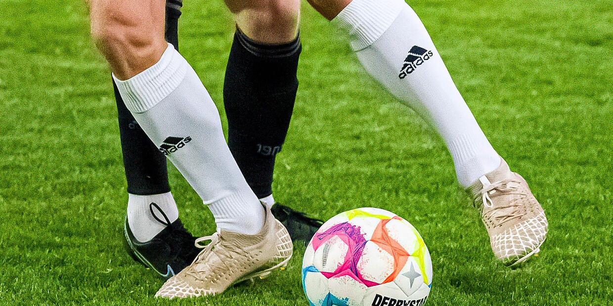 Warum Luftschlangen und ein Apfel den Zugang ins Fußballstadion verwehren?