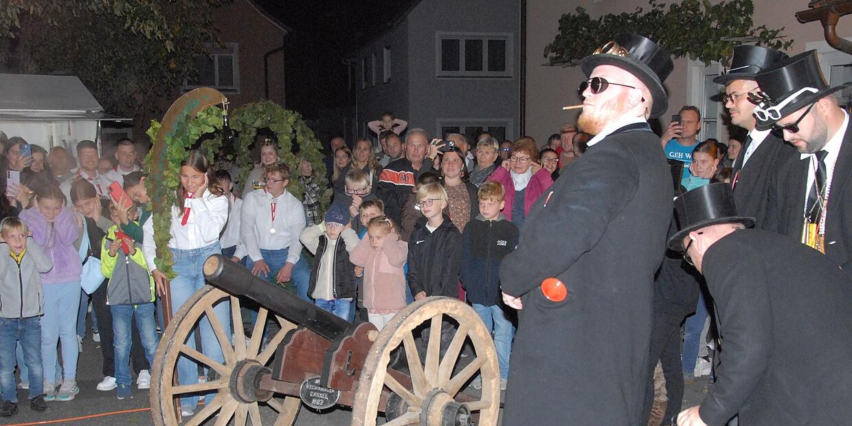 Sickerhäuser Kerm: Rathaussturm mit Kanonenfeuer, Wasserbomben – und ...