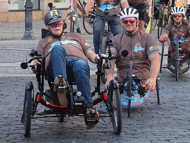 Zusammenstehen um Schicksale zu meistern: Der „halbe Mann“ Flo Sitzmann ...