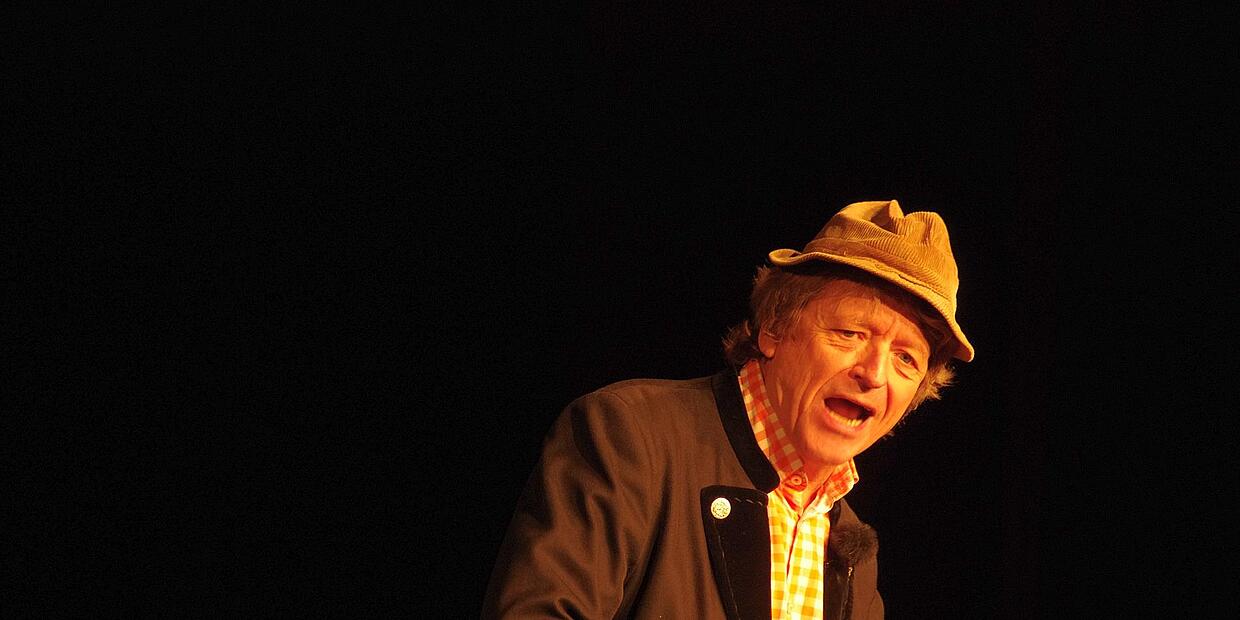 Erwin Pelzig blickt im Bad Kissinger Kurtheater auf die Welt