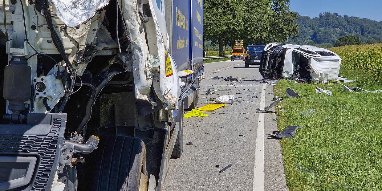 Autofahrer stirbt nach Zusammenstoß mit Lastwagen