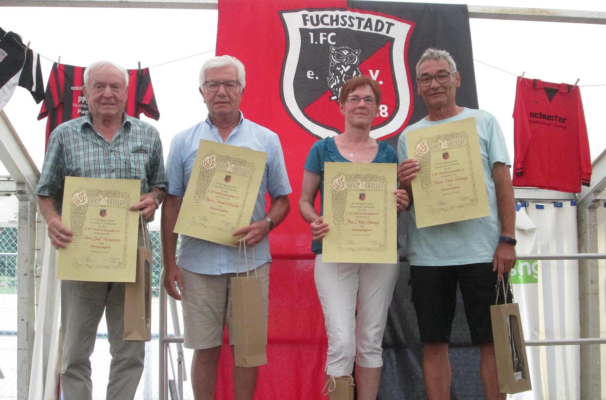 FC Fuchsstadt hat Geburtstag. Geschenke und Ehrungen bekommen die ...