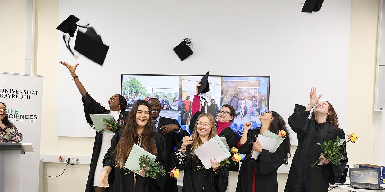 Die erste Riege der Uni-Absolventen am Campus Kulmbach hat ihren Master ...