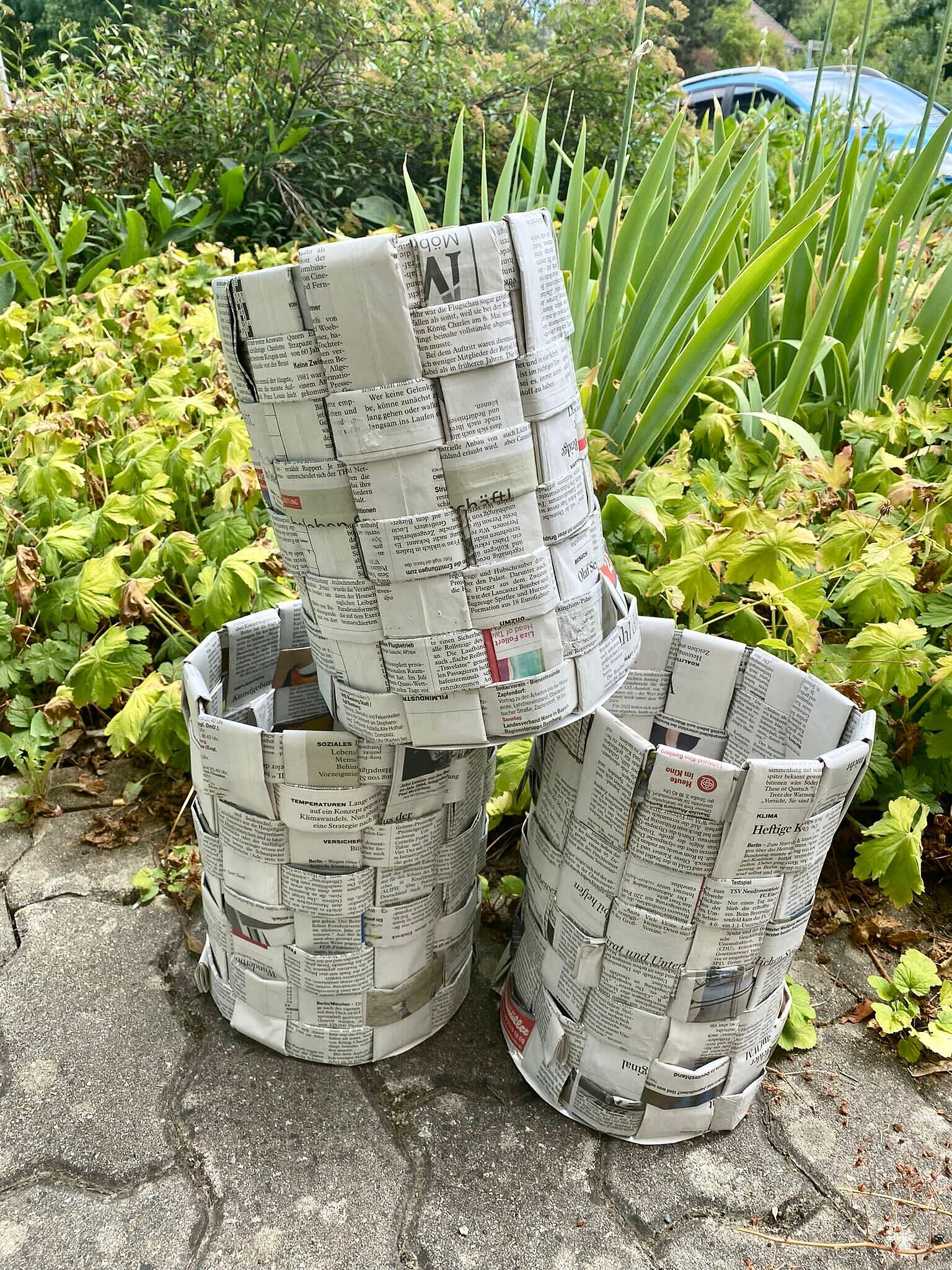 Schüler flechten Körbe aus Zeitungen