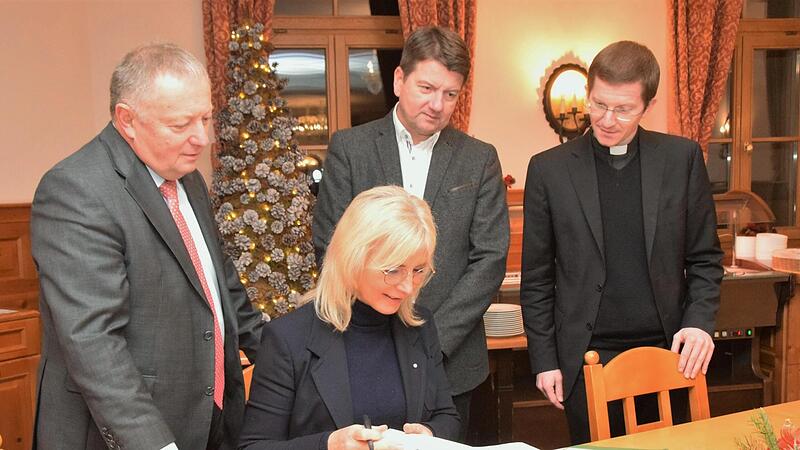 Kloster Maria Bildhausen: Ministerin Ulrike Scharf zu Besuch in ...