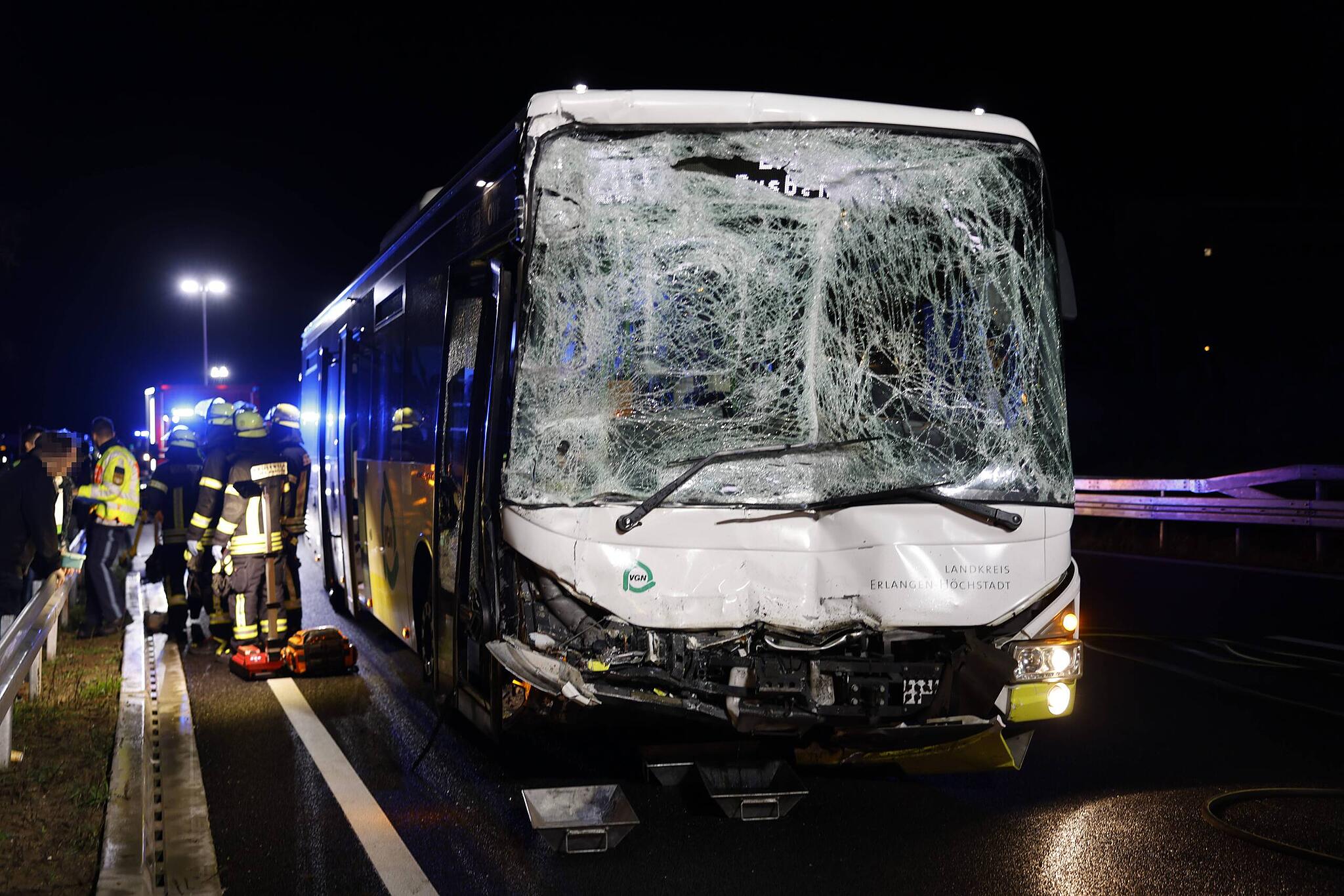 Linienbus kracht auf A 73 bei Erlangen in Wohnmobil: Mehrere Verletzte