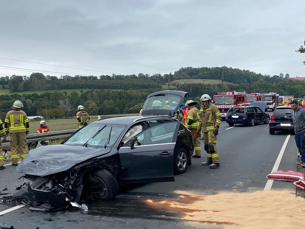 Vier Leichtverletzte bei Frontalzusammenstoß auf der B85