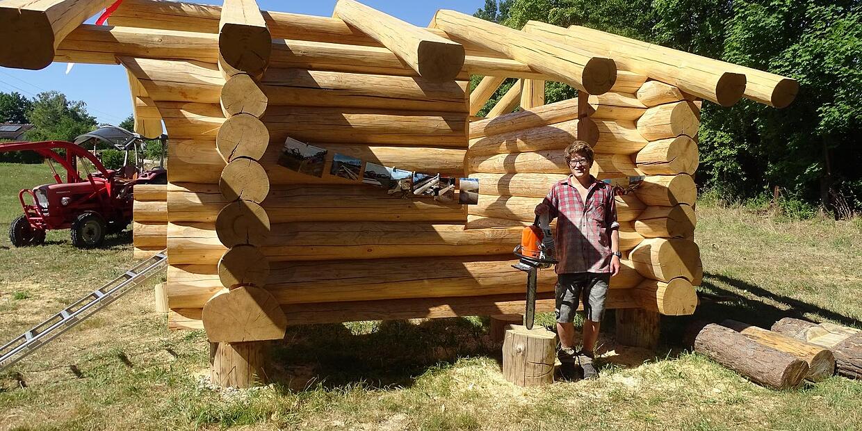 22-Jähriger baut sich aus Rundstämmen ein Blockhaus – wie in Kanada