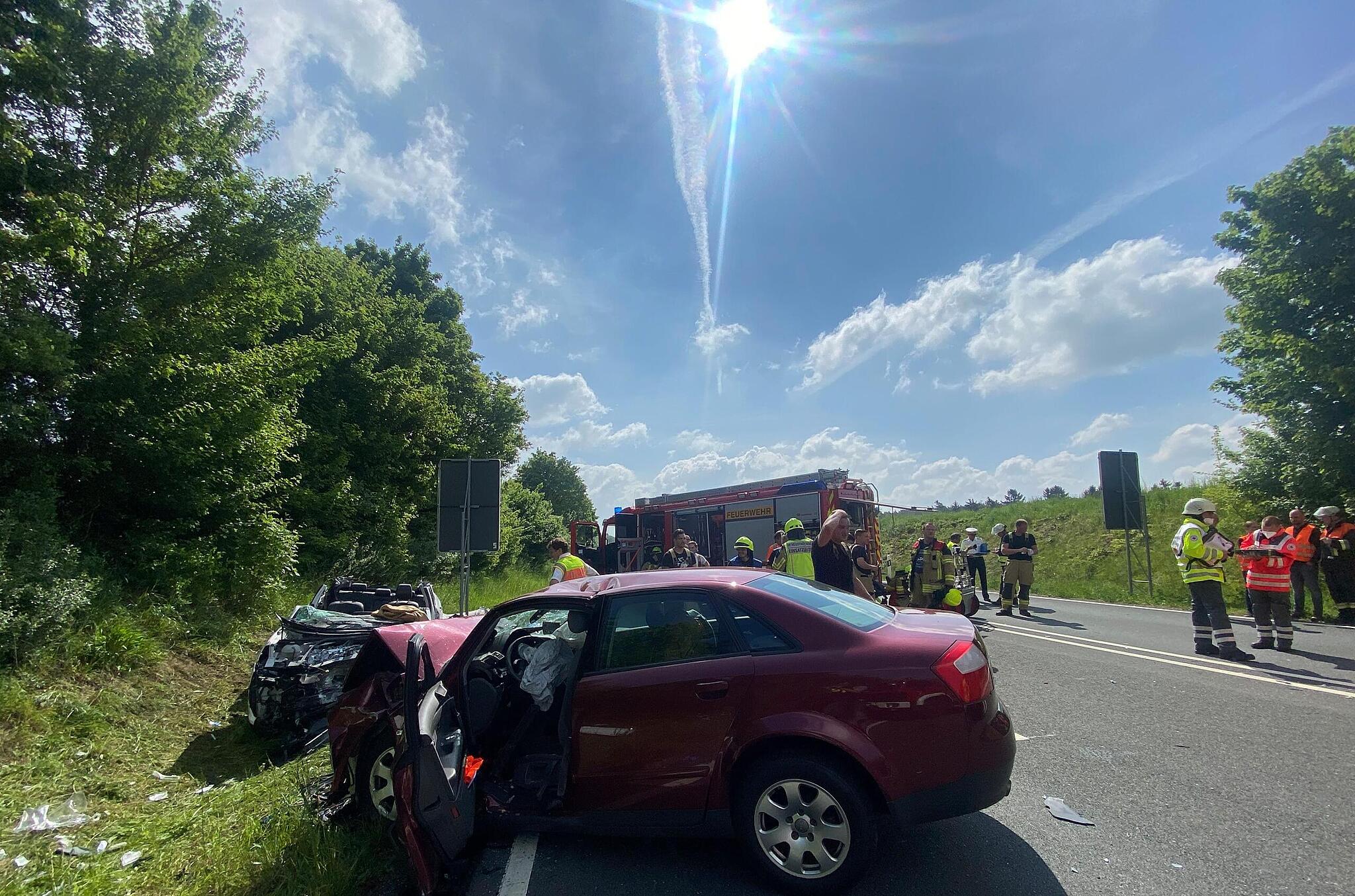 B8 bei Emskirchen gesperrt: Schwerer Unfall fordert zwei Todesopfer