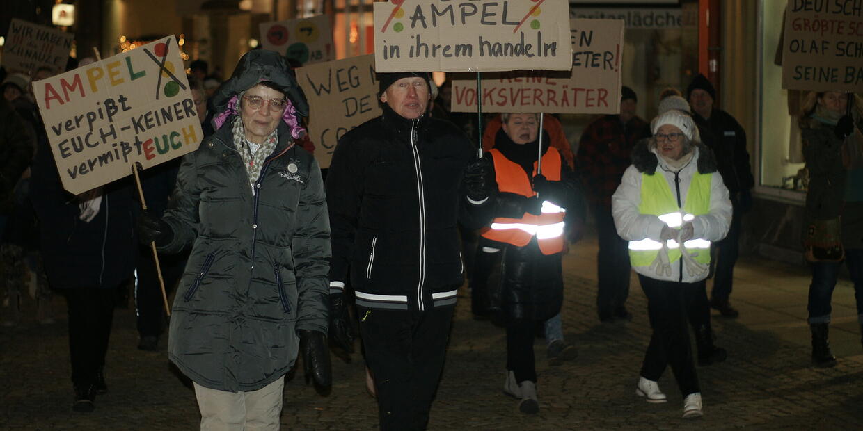 Etwa 50 Menschen besuchten in Bad Brückenau eine Demo gegen die ...