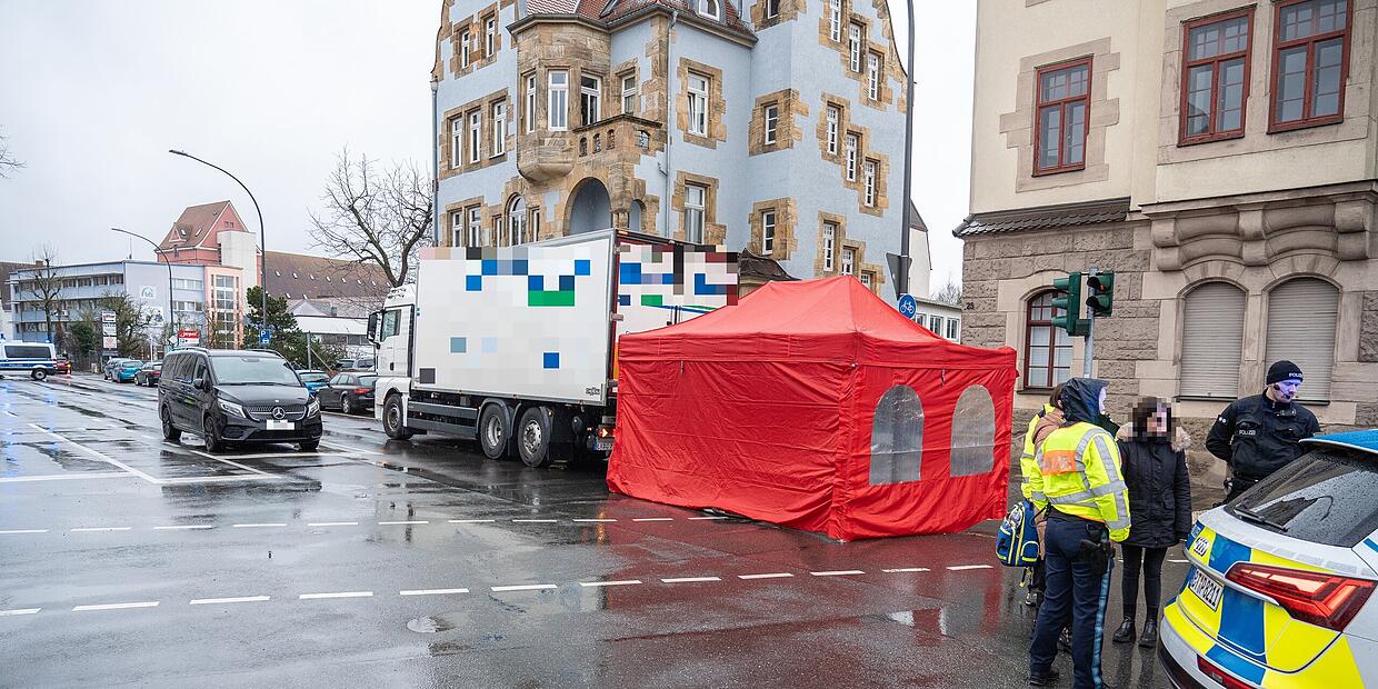 Bamberg: Radfahrerin stirbt nach Unfall mit Lastwagen in Hallstadter Straße