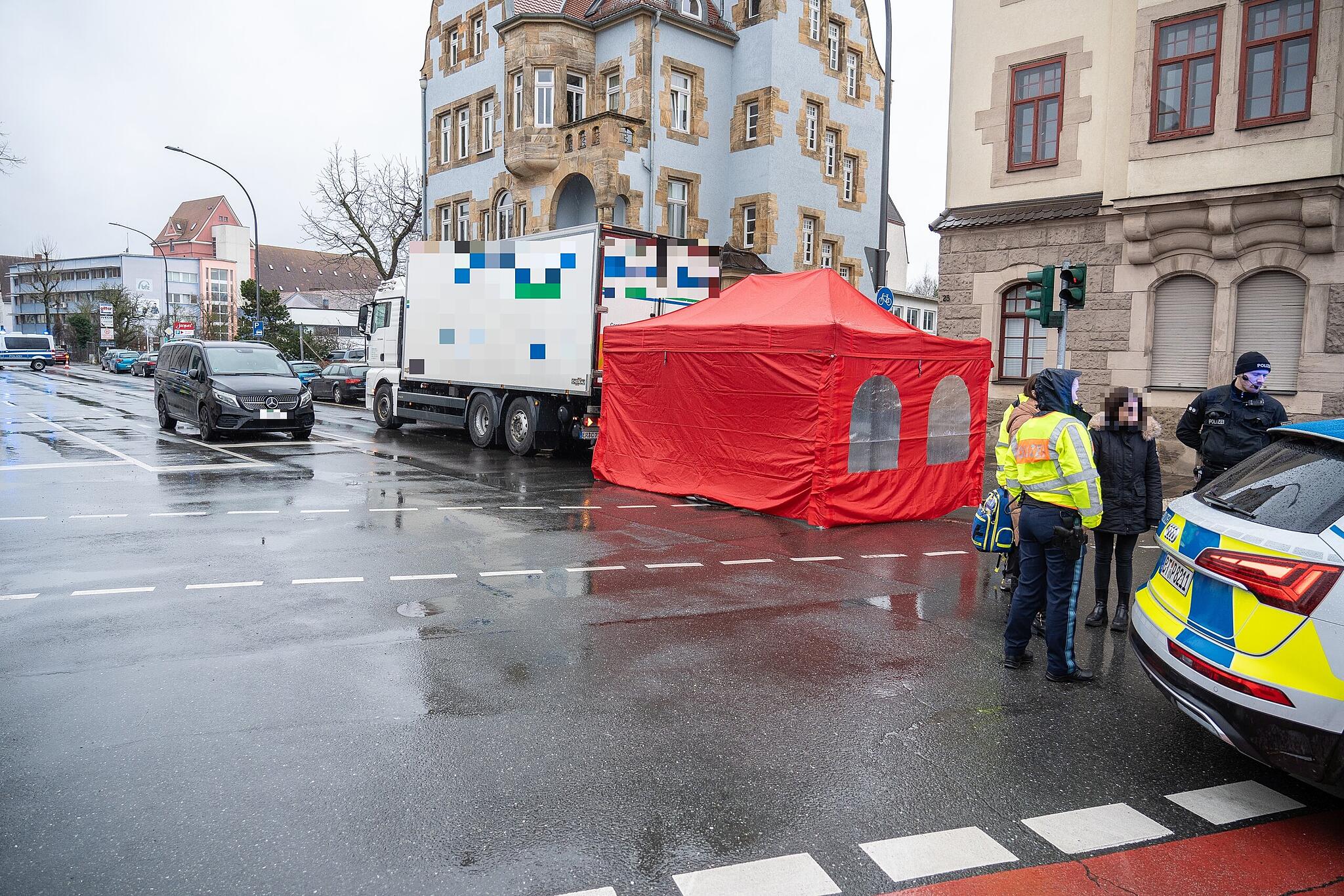 Bamberg: Radfahrerin stirbt nach Unfall mit Lastwagen in Hallstadter Straße