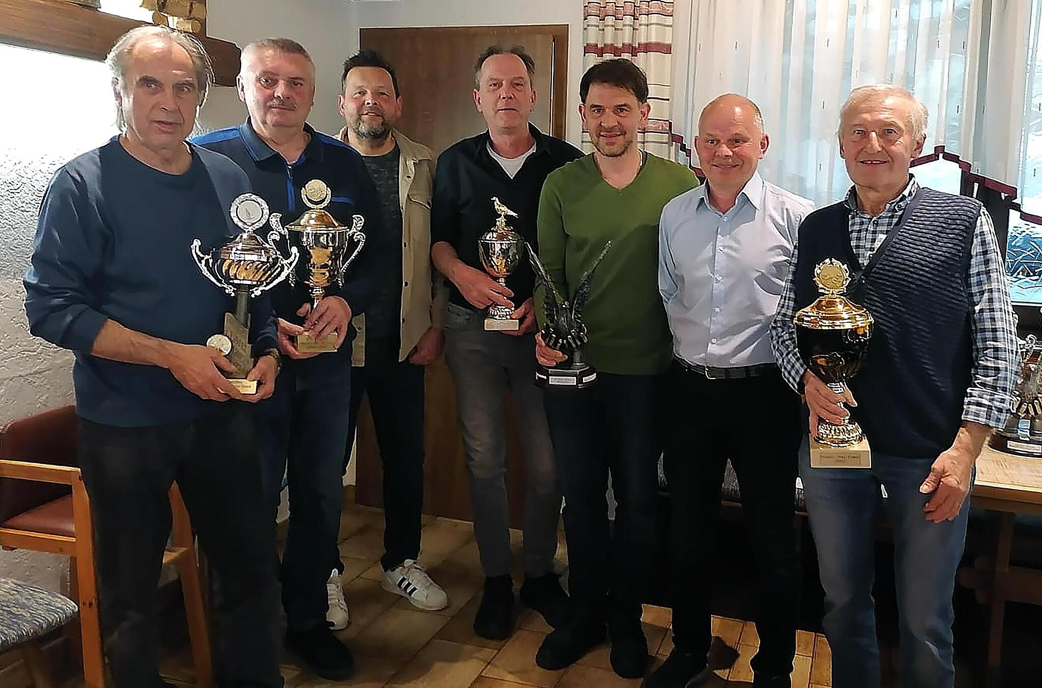 Jede Menge Pokale wurden bei den Brieftaubenvereinen Münnerstadt und ...