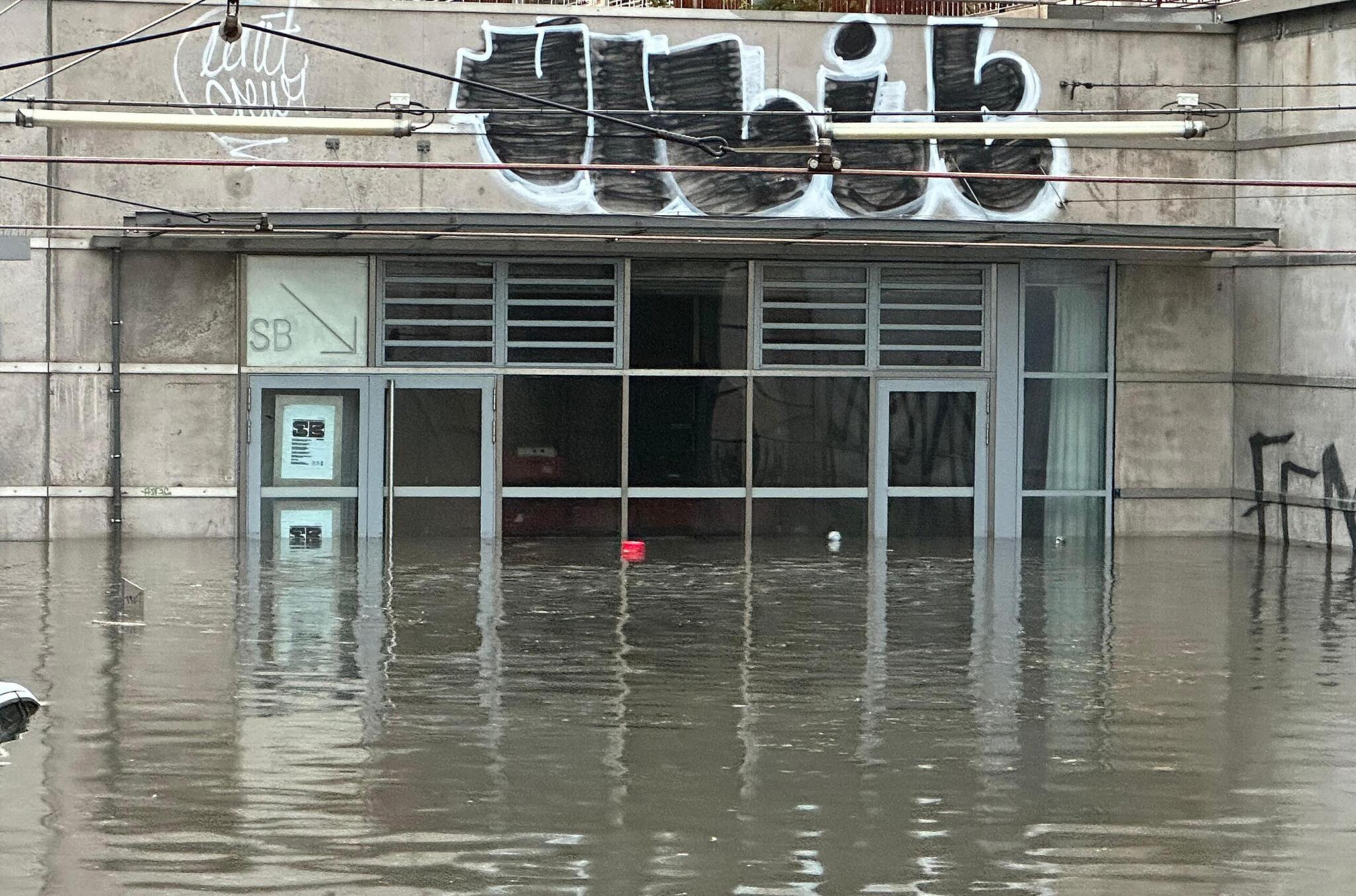 Starkregen in Nürnberg:Familie mit zwei Babys rettet sich aus Unterführung