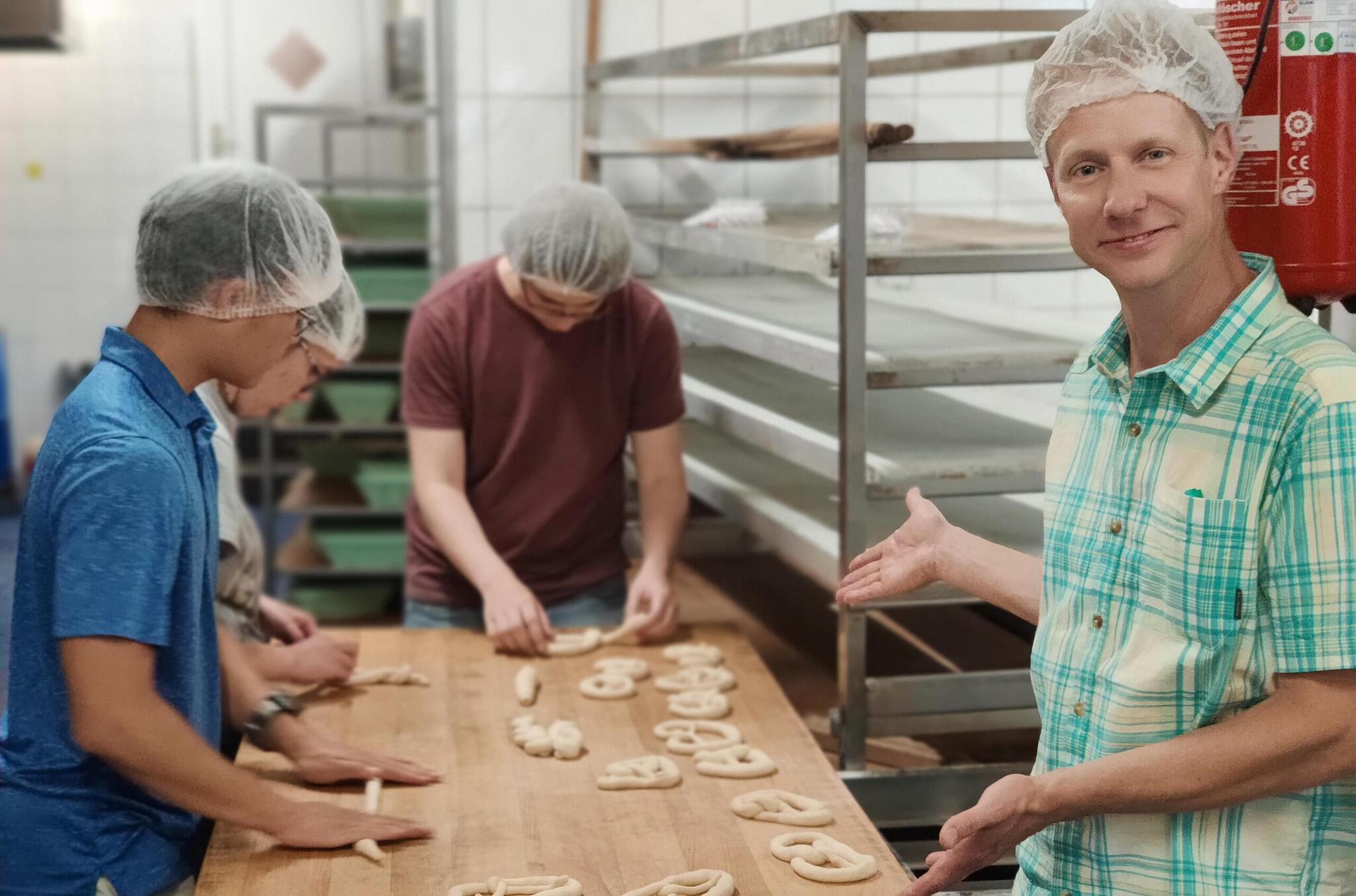 Amerikanische Gastschüler erleben Backkurs in der Landbäckerei Gagel in ...