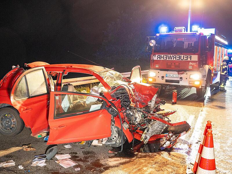 Schwerer Verkehrsunfall auf B5050 bei Pommersfelden im Landkreis Bamberg: drei Schwerverletzte