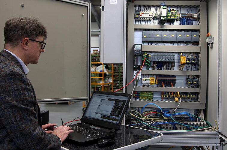 Rupboden Unternehmen HB Systems KG fertigt seit 25 Jahren Sondermaschinen