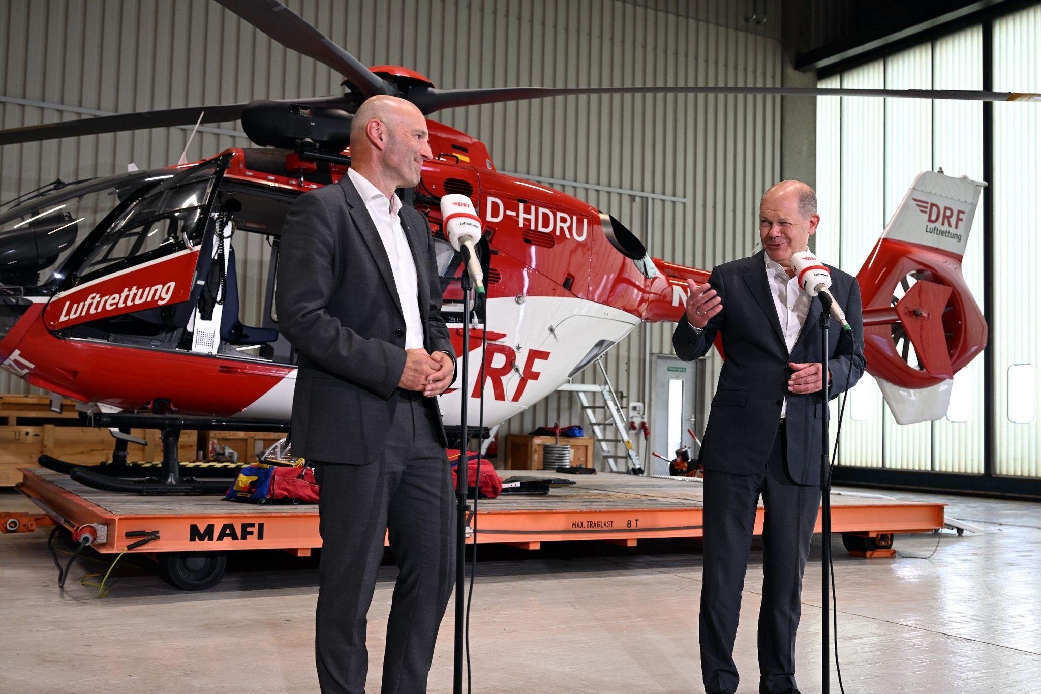 Bundeskanzler Scholz besucht DRF-Luftrettung