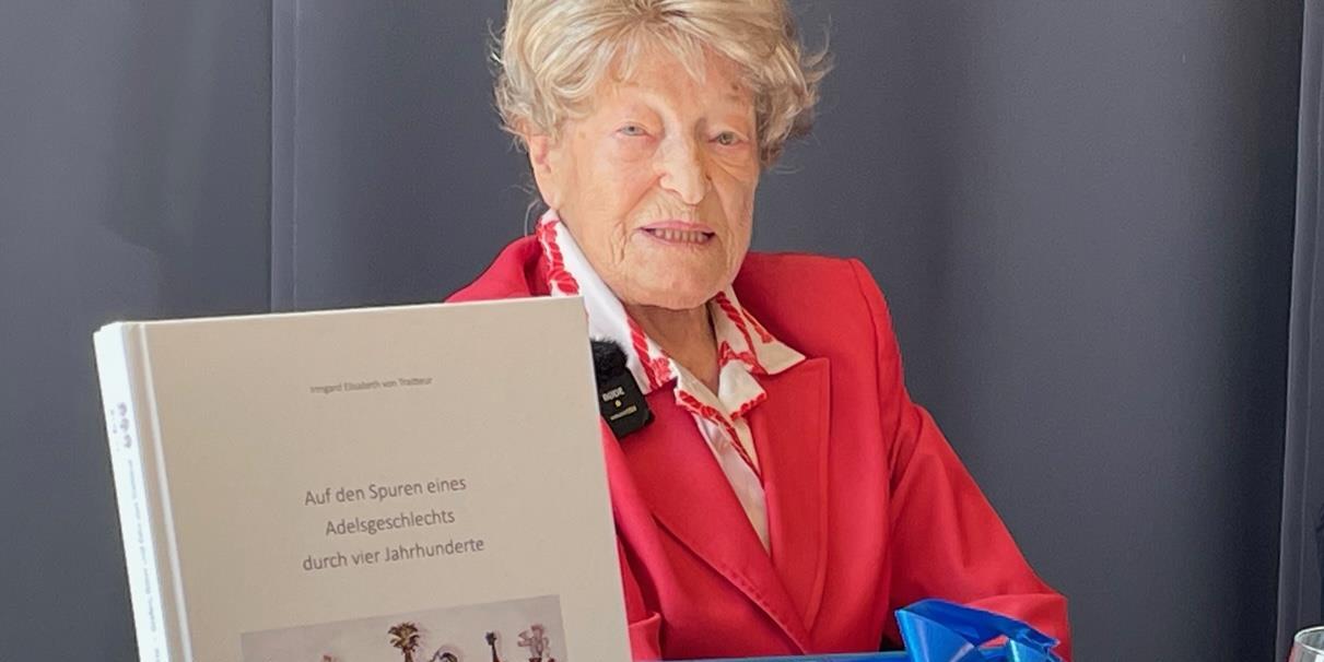 Ritter von Traitteur Forchheim: Irmgard von Traitteur übergibt Chronik