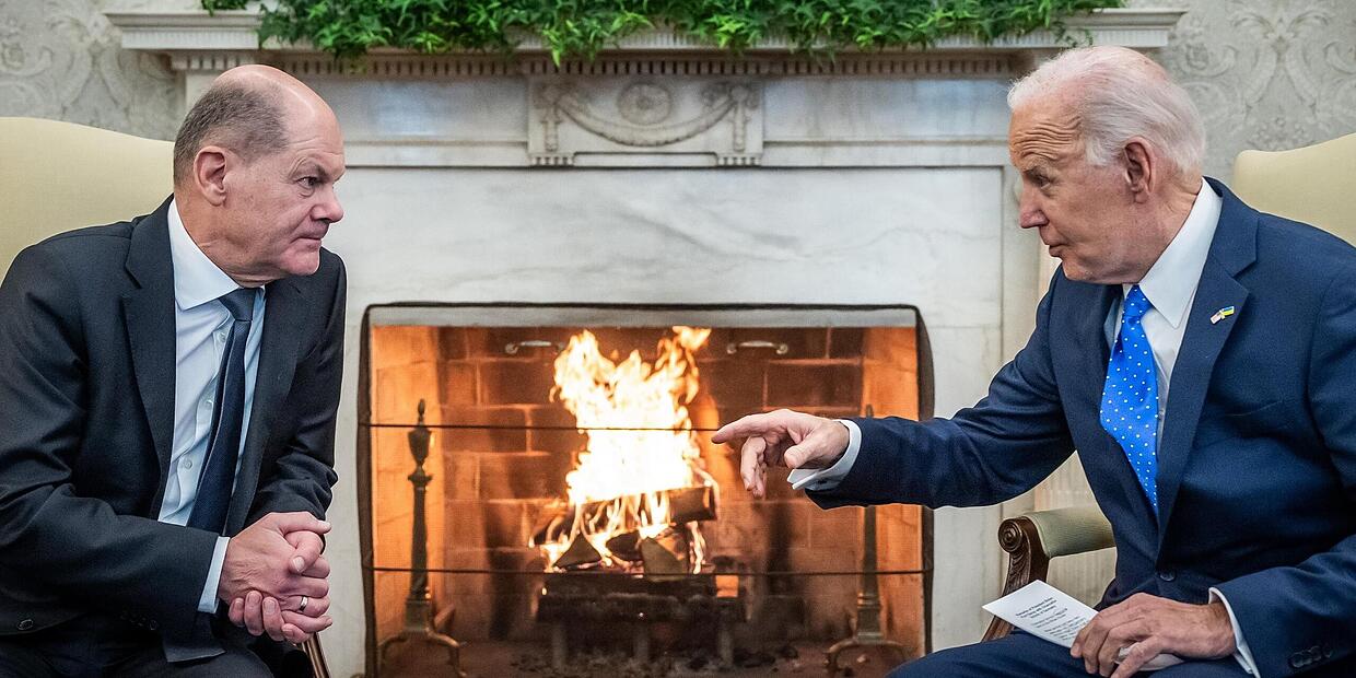 Bundeskanzler Olaf Scholz spricht mit Joe Biden