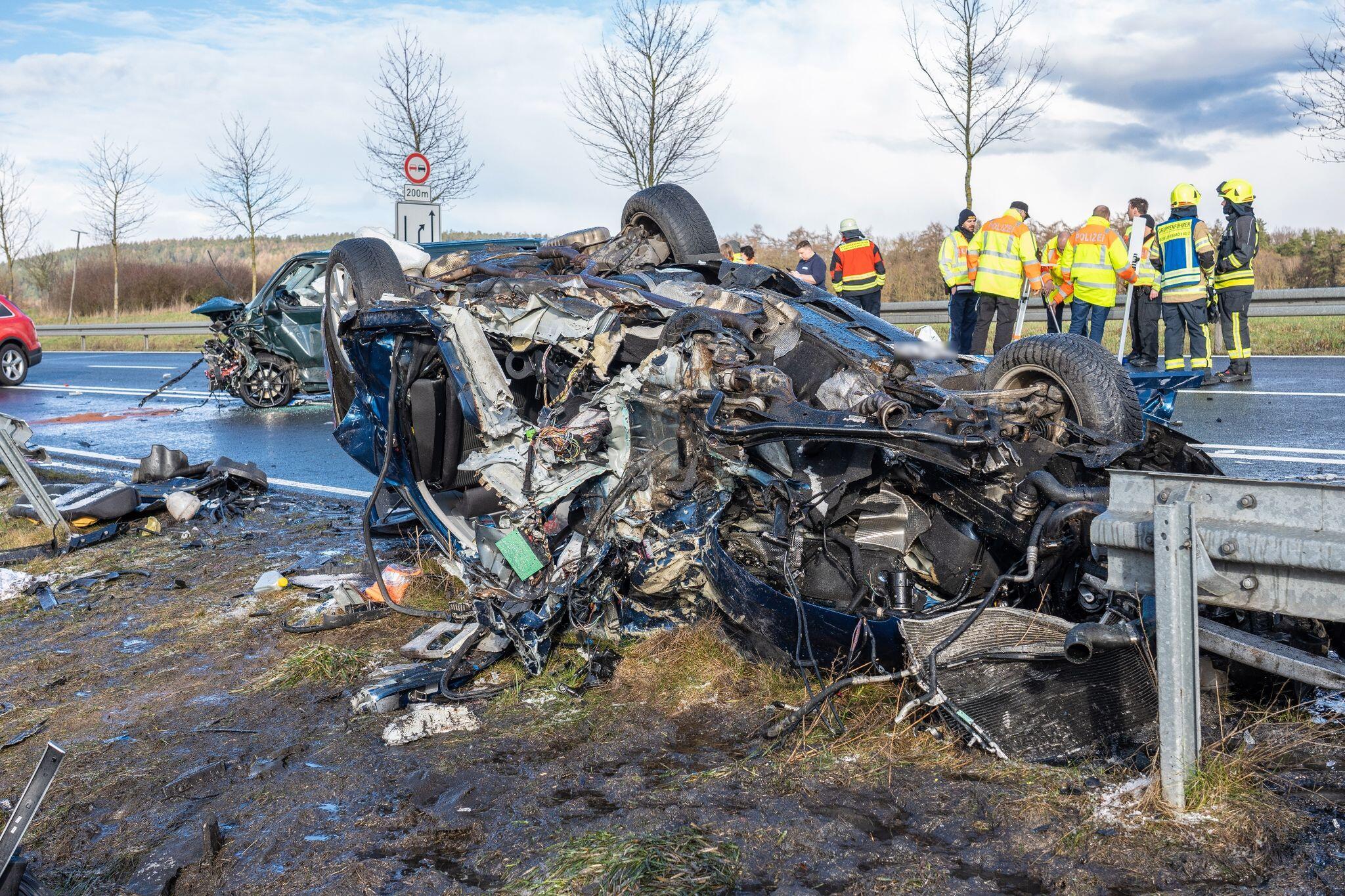 Frontalzusammenstoß auf B4: Zwei junge Männer sterben