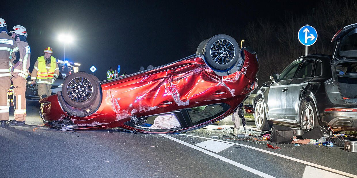 Schwerer Unfall auf der B 303: Auto landet auf dem Dach