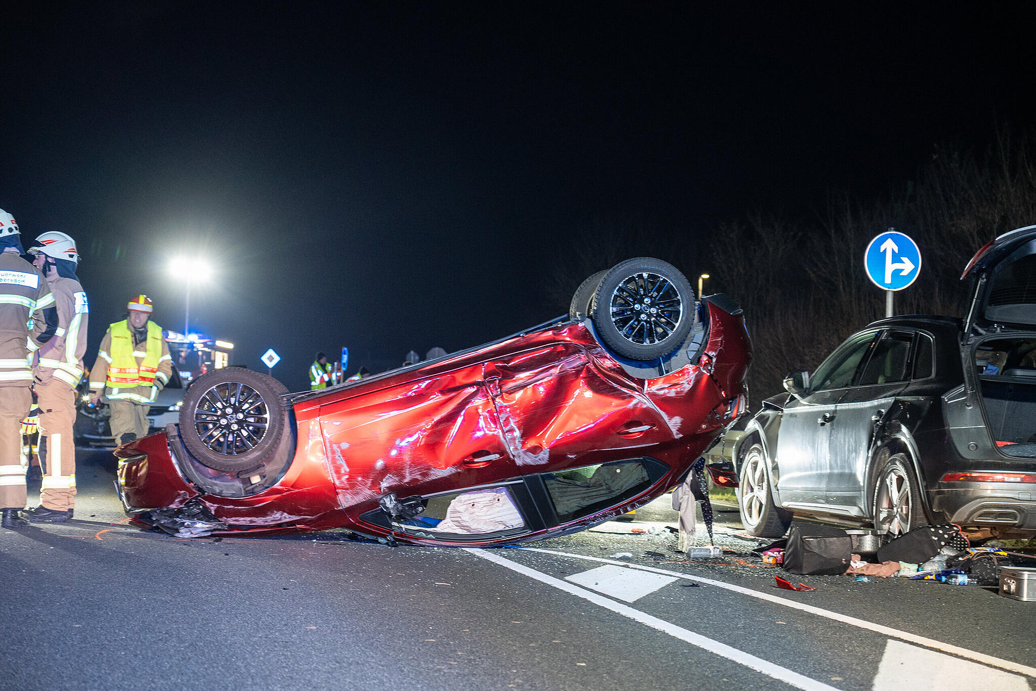 Schwerer Unfall auf der B 303: Auto landet auf dem Dach