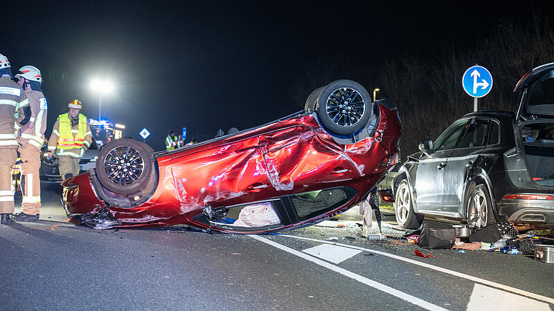 Schwerer Unfall auf der B 303: Auto landet auf dem Dach