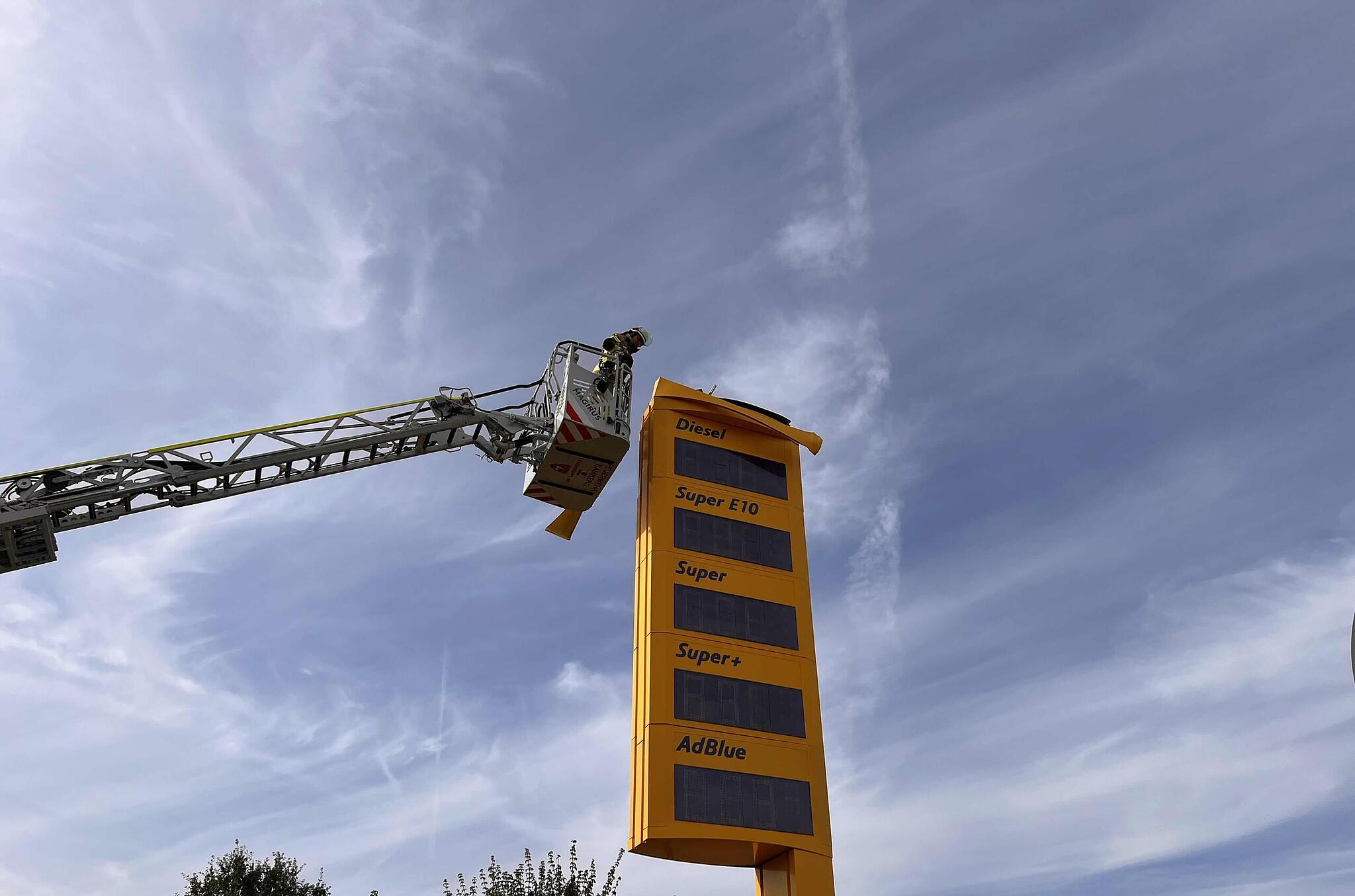 Flugunfall in Bamberg: Segelflugzeug stürzt auf Tankstelle