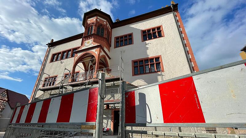 Historisches Rathaus Dettelbach: Eine Frischzellenkur, ein Aufzug und ...