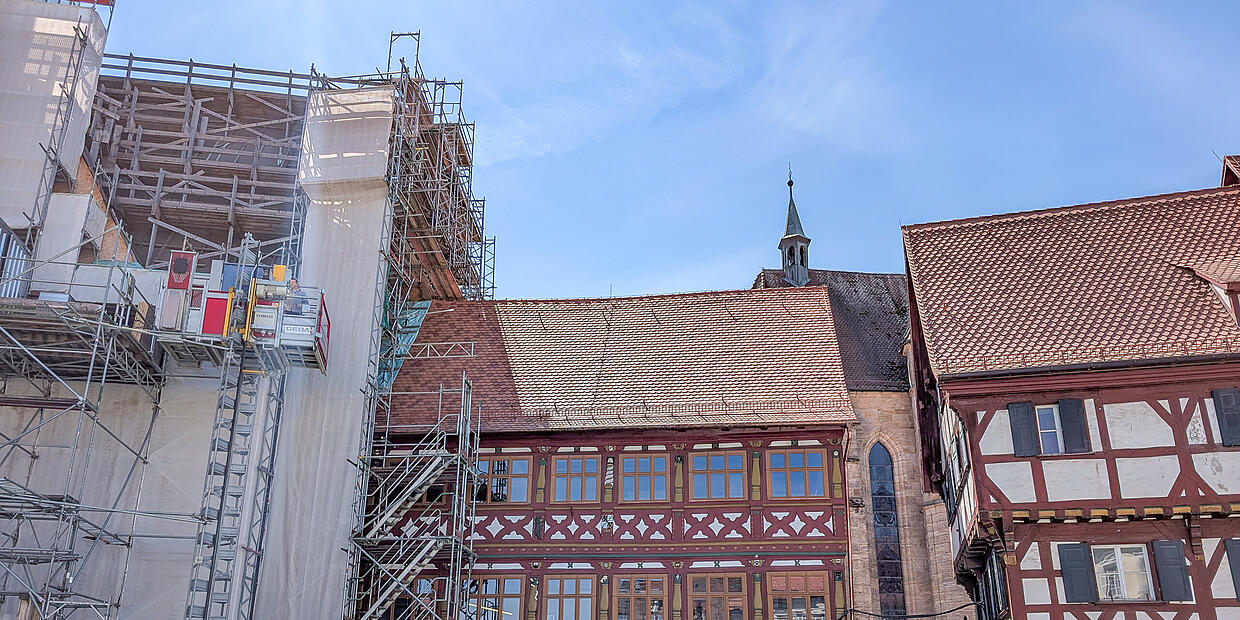 Rathaussanierung Forchheim: Erstes Gerüst gibt Fassade frei