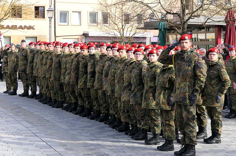 Die Patenkompanie der Bundeswehr legt ein Feierliches Gelöbnis ab. Die ...