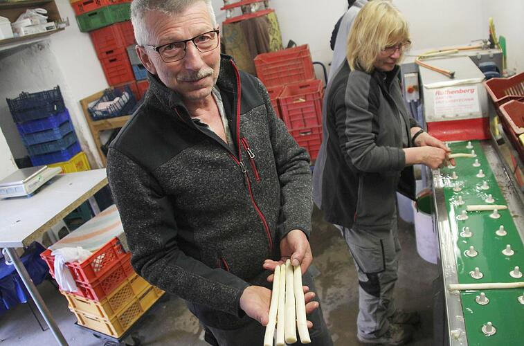 Rudolf Groß berichtet über die Spargelernte im Landkreis Erlangen-Höchstadt