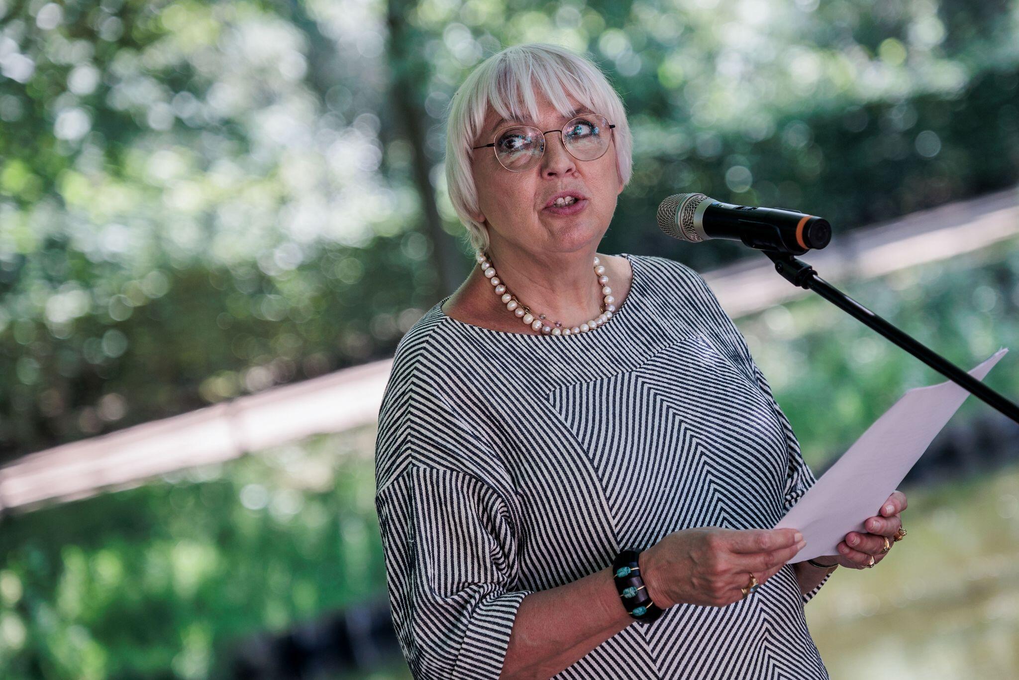 Claudia Roth mit Getränk überschüttet: Verdächtige ermittelt