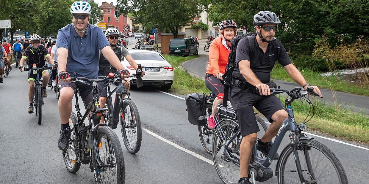 Markus Söder erkundet mit dem E-Bike die Mainschleife: Radeln, Reden und Rettich essen