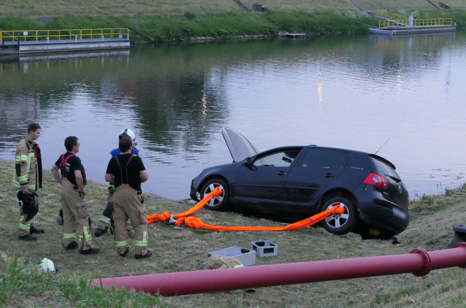 Haßfurt: Unfallwagen landet fast im Hafenbecken