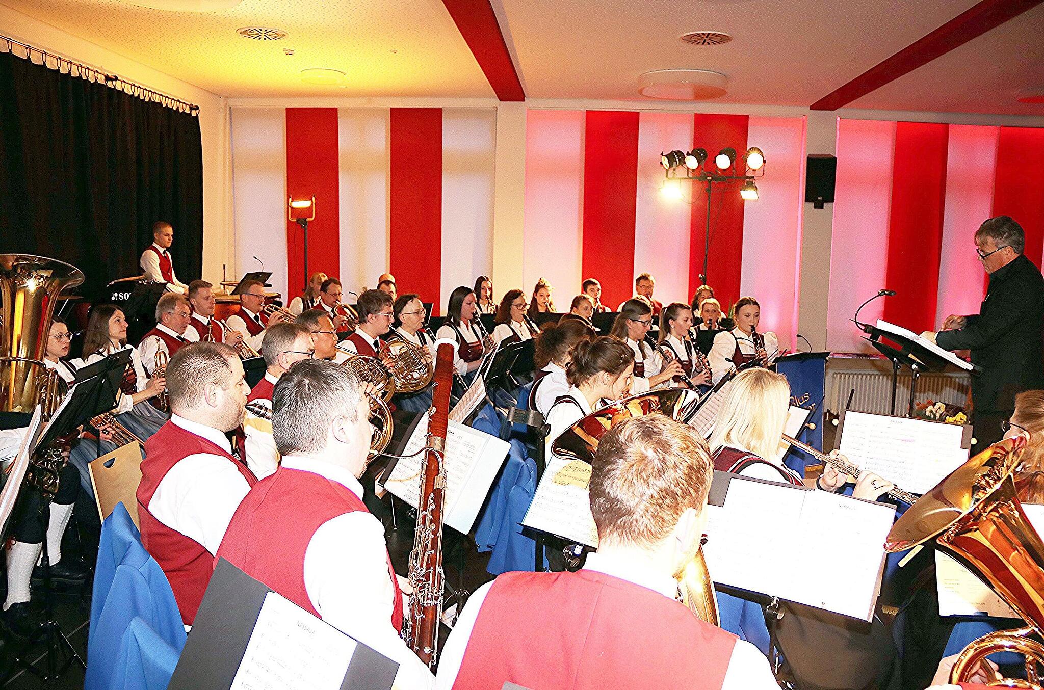 Vielseitige Blasmusik, sogar Rock von Bon Jovi: Konzert der Blaskapelle Ebern in der ...