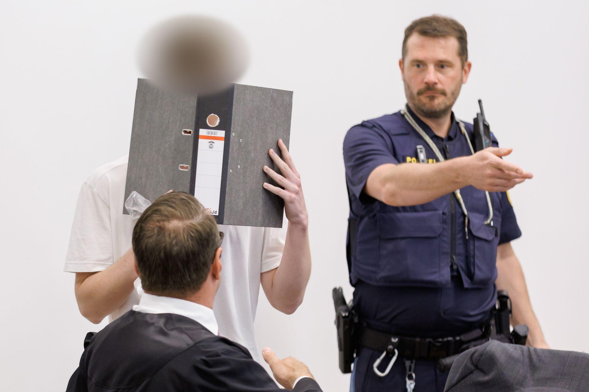 Sechs Angeklagte wegen Computerbetrugs vor Gericht