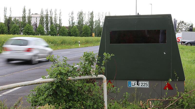 Mobiler Blitzer am Rande der Kitzinger B 8: Wie lange steht der ...