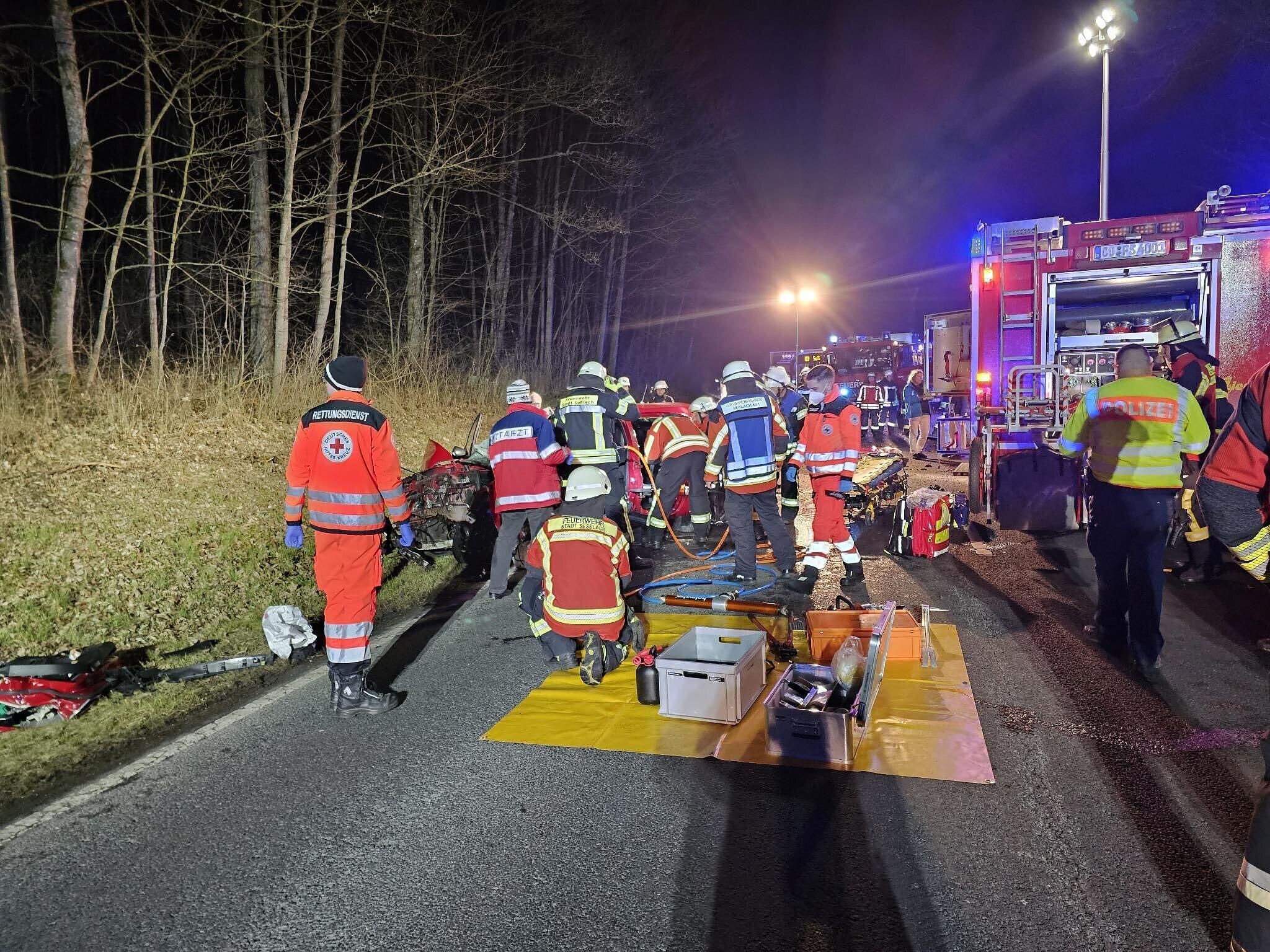 Tödlicher Autounfall auf der B303 bei Tambach - Frau prallt gegen Baum ...