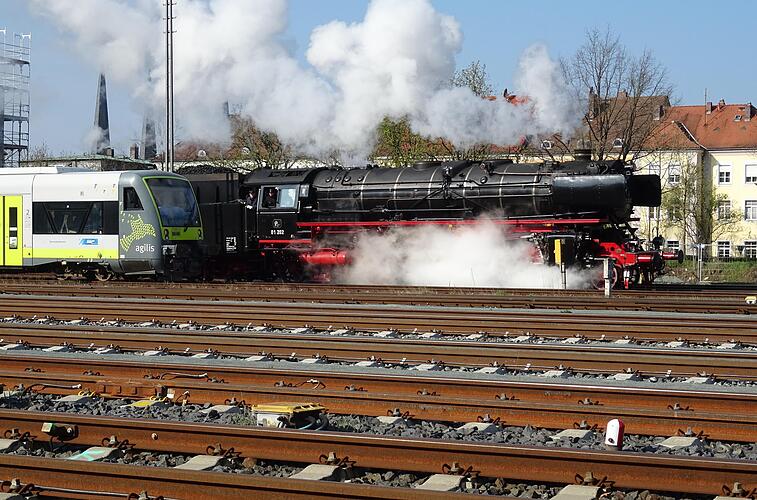 Zug von Agilis tauscht für einen Tag Gleis mit Dampflok