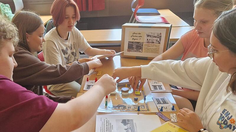 Sieben Realschüler setzen mit ihrem Lehrer ein kaum bekanntes Thema der ...