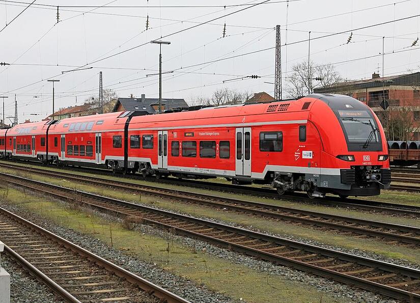 Mann wegen Regenschirm fast von Zug erfasst